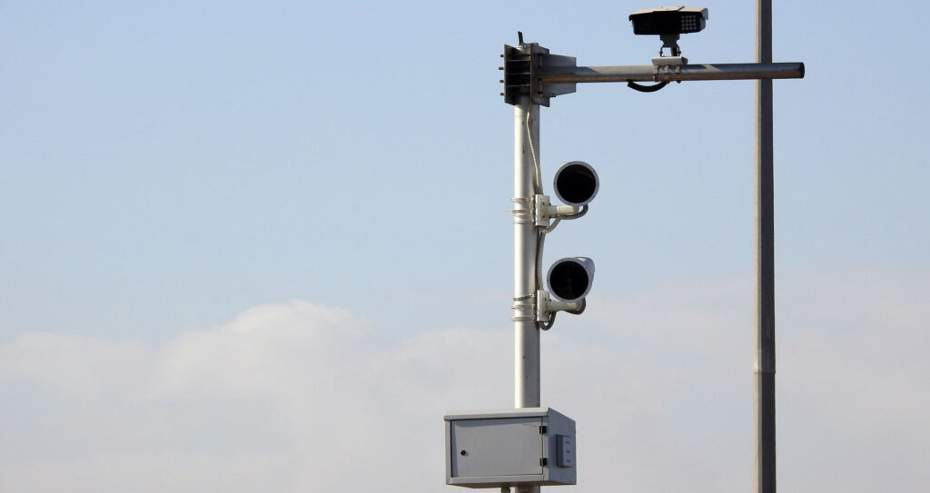 Kontrola korzystania z telefonu podczas jazdy dzięki kamerom AI